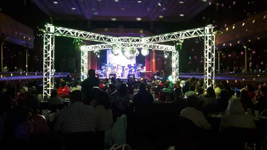 La «Noche retro» fue un éxito en el Cervantes | FM 90.5 | Radio El Trébol