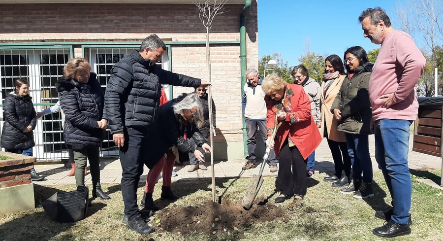 DÍA DEL ÁRBOL – Se plantó un crespón blanco en el “Chalecito” | FM 90.5 ...